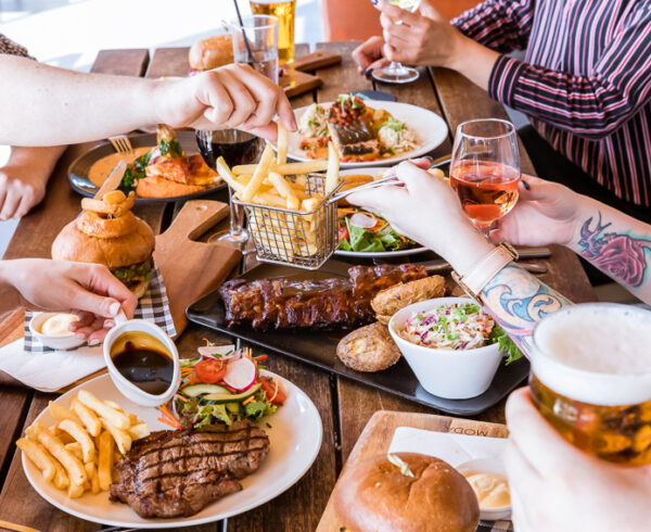 Eat & Drink At Spring Lake Hotel - Springfield QLD